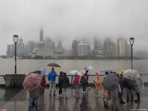 台风 海马”影响上海带来降雨天气 市民游客雨中游外滩兴致不减——上海热线hot频道