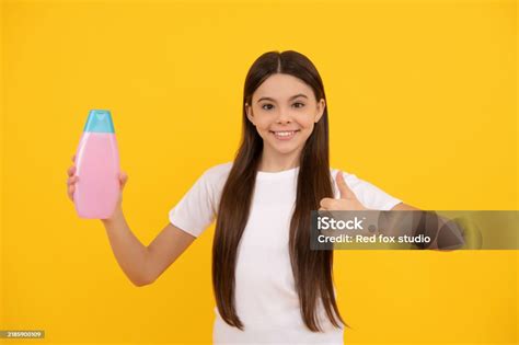 일상 습관 및 개인 관리 바디 케어 화장품 엄지 척 쾌활한 소녀는 샴푸를 들고 있습니다 Advertising Week에 대한 스톡 사진 및 기타 이미지 Istock
