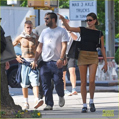 Photo Justin Bieber Goes Shirtless Walk With Hailey Bieber Photo