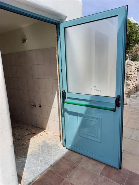 Πόρτα για Wc ΑΜΕΑ με μπάρα πανικού σε εστιατόριο στο όμορφο ΠΟΡΤΕΣ ΠΑΡΑΘΥΡΑ ΣΙΤΕΣ