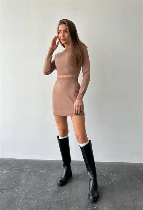 Жіночий бежевий мокко костюм топ та юбка — цена 1170 грн в каталоге Костюмы с юбкой Купить