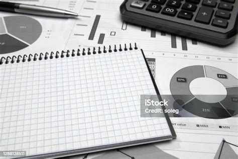 비즈니스 오피스 데스크 클로즈업 재무 보고서 분석 및 회계 문서 세트 테이블 및 그래프 세트 부기 계산기용 다양한 항목 0명에 대한 스톡 사진 및 기타 이미지 Istock