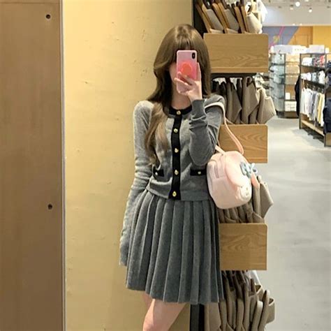 데일리언니 코디세트배색라인 가디건플리츠 미니스커트 세트 캐주얼 러블리 하객룩 상견례 결혼식 간절기 데이트 데일리 오피스룩 셋업 Set