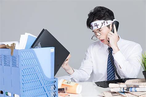 工作压力大疲惫不堪的男青年摄影图6720 4480图片素材免费下载 编号883332 潮点视频