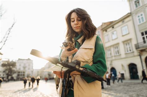 스마트 폰을 사용하여 전기 스쿠터를 임대하는 젊은 여성 전기 스쿠터에 대한 스톡 사진 및 기타 이미지 전기 스쿠터 한 명의 여자만 임대 Istock