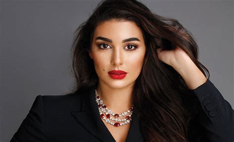 شاهد ياسمين صبري شبه عارية في المسبح بعز البرد من المالديف “السعادة