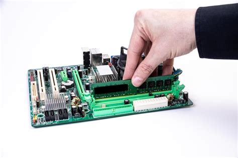 Instalación De Una Nueva Memoria Ram Ddr Para Un Zócalo De Procesador De Computadora Personal En