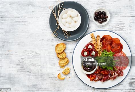 이탈리아 안티파스티 또는 스페인 타파스 파노라마 미식가 차가운 고기와 접시에 치즈로 채워진 빨간 작은 체리 고추 평면도 흰색 나무 배경 텍스트 공간을 복사합니다 0명에 대한