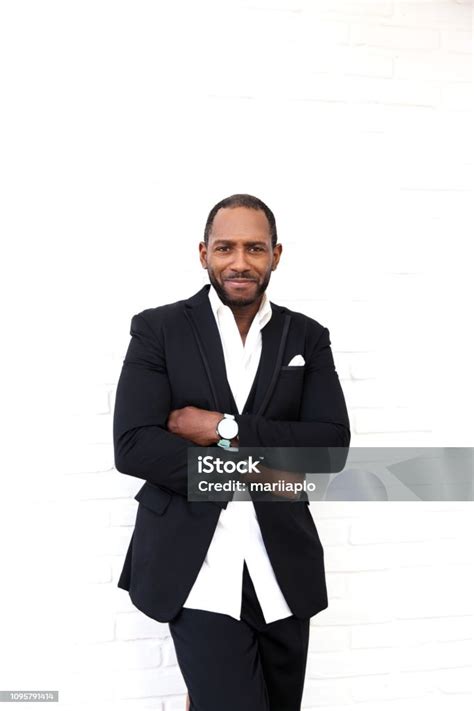 고상한 검은 양복에 잘생긴 쾌활 한 아프리카계 미국인 비즈니스 사람 검은색에 대한 스톡 사진 및 기타 이미지 검은색 경영자 기업 비즈니스 Istock