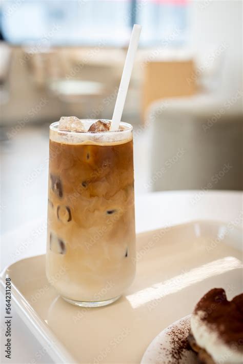 얼음이 가득 담긴 아이스 라떼 커피와 우유가 함께 담긴 시원한 음료 Stock 写真 Adobe Stock