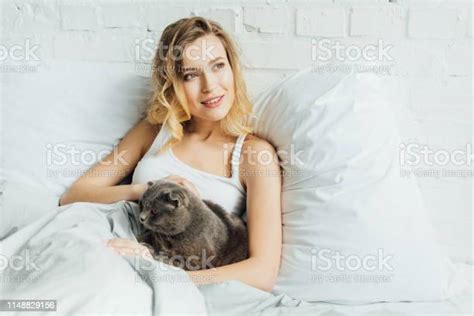 침대에 누워 아름 다운 웃는 소녀 및 복사 공간 스코틀랜드 접기 고양이를 포옹 가정 생활에 대한 스톡 사진 및 기타 이미지 가정 생활 미소 백인종 Istock