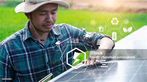 농업 비즈니스 개념의 새로운 기술 농부들은 재생 가능 에너지 아이콘이 있는 태양 전지판을 만집니다 태양 에너지 농업의 물 시스템 기술 워터 펌프 및 태양 전지판 25 29