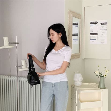 V넥 슬림핏 찰랑이 티셔츠 반팔 기본 무지 에이블리
