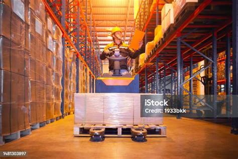 창고의 팔레트에 패키지 상자를 내리는 작업자 지게차 팔레트 잭 로더톨 선반 보관 창고 공급망 선적 상품 유통 용품 창고 물류 고객 서비스 담당자에 대한 스톡 사진 및 기타