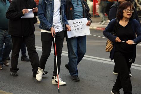 Граѓаните со оштетен вид во Македонија бараат подобри образовни работни и транспортни услови