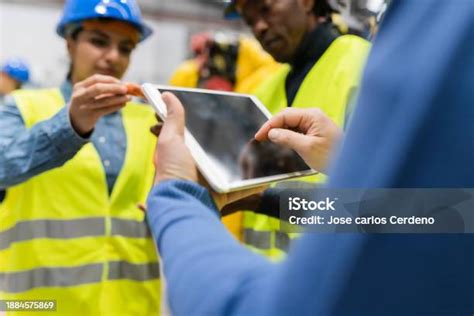디지털 태블릿을 사용하는 공장의 엔지니어 작업자 파이프 제조 공장에 서 있는 세 명의 중공업 엔지니어 20 24세에 대한 스톡 사진 및 기타 이미지 Istock