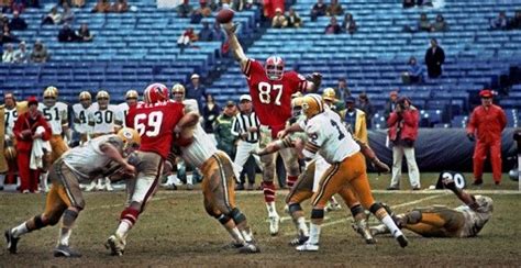 ปักพินโดย Larry Bader ใน Old School Football