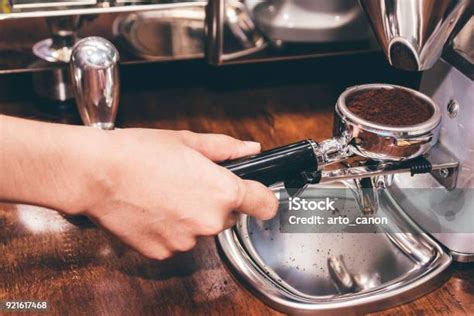 여성 바리 스타 카페에서 커피를 만들기 위한 커피 기계를 사용 하 여 기계류에 대한 스톡 사진 및 기타 이미지 기계류 따르기 레스토랑 Istock