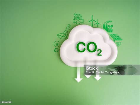 기후 변화와 지구 온난화를 제한하기 위해 Co2 배출량을 줄이고 이산화탄소 순 제로 감축 개념입니다 Co2 아이콘은 복사 공간이 있는 녹색 배경에 재생 가능한 기호가 있는