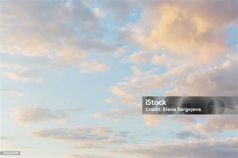 일출에 파스텔 색상으로 그려진 아름 다운 푹신한 구름 여러 가지 빛깔의 하늘 분위기 배경 또는 벽지 구름에 대한 스톡 사진 및