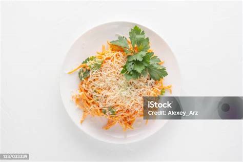 가벼운 배경에 흰색 접시에 치즈와 허브신선한 당근 샐러드 0명에 대한 스톡 사진 및 기타 이미지 0명 건강한 생활방식 건강한 식생활 Istock