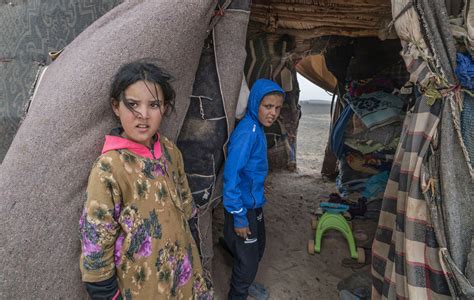 Дъжд и пясъчна буря Берберски номади в пустинята Сахара Мароко