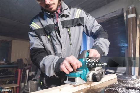 젊은 목수 톱 밥의 흡입과 함께 전기 비행기로 작업 하는 수염 수평 및 샌 딩 나무 바 강철에 대한 스톡 사진 및 기타 이미지 강철 건설 기계류 건설 산업 Istock