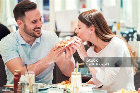 아름 다운 젊은 커플 카페에 앉아서 피자를 먹는 소비 음식 라이프 스타일 개념 웃음에 대한 스톡 사진 및 기타 이미지 웃음 커플 피자집 Istock