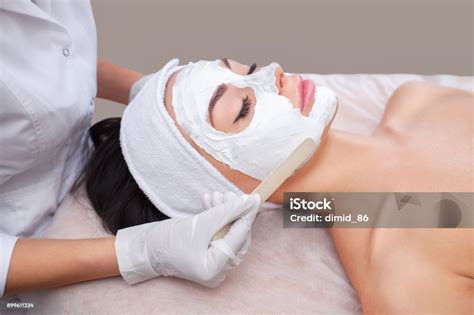 의사는 막대기로 마스크를 적용 하는 클렌징과 피부 보습의 절차에 대 한 미용사 보습제에 대한 스톡 사진 및 기타 이미지 보습제 점토 크림 유가공 식품 Istock
