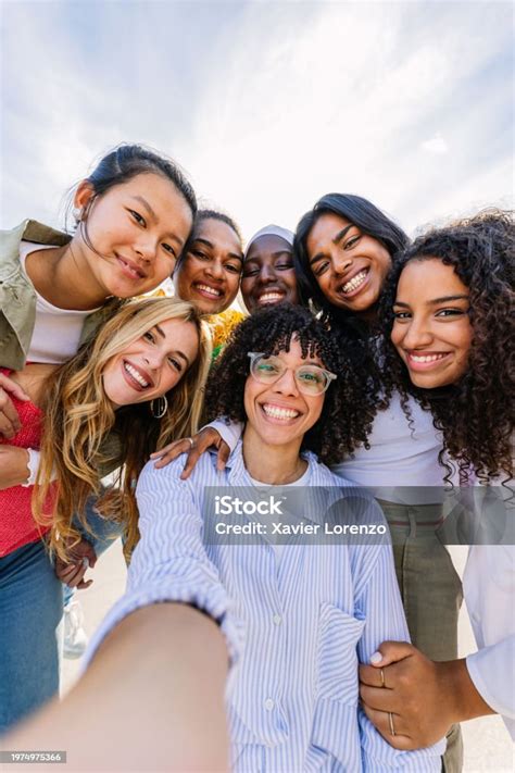 야외에서 함께 즐거운 시간을 보내는 행복한 젊은 여자 친구의 다양한 그룹 여자에 대한 스톡 사진 및 기타 이미지 여자 여자만 다민족 그룹 Istock