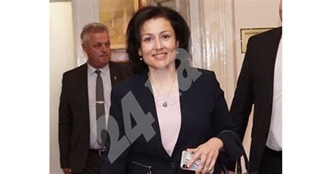 Танева се среща днес с областни управители заради африканската чума по свинете