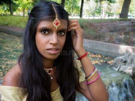 Mujer India Joven Tradicional Que Pone En Una Sari Foto De Archivo Imagen De Lifestyle