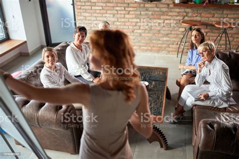 직장에서 여성 동료들에게 프리젠 테이션을 들고 사업가 비즈니스 사무실 직업 개념에 대한 스톡 사진 및 기타 이미지 개념