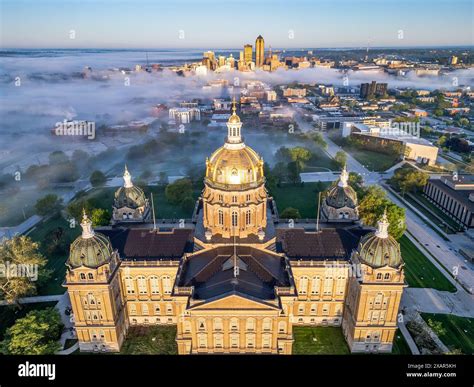 Des Moines Iowa Usa With The Capitol Building On A Misty Morning