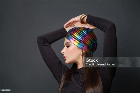 검은 색 배경에 터번을 입고 긴 어두운 건강한 머리와 메이크업 완벽한 패션 모델 여성 아름다운 여성 프로필 25 29세에 대한