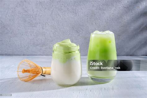 말차 차 유리에 아이스 녹차 말차 라떼 녹차 달고나 우유와 함께 휘핑 녹차 건강한 채식주의 자 음료 닫으십시오 0명에 대한 스톡 사진 및 기타 이미지 Istock
