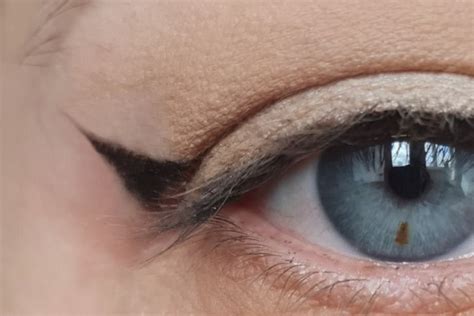 Как правильно нарисовать стрелки на нависшем веке