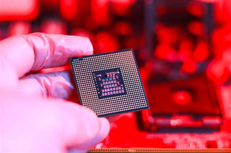 마더보드에 Cpu 칩 마이크로프로세서 소켓을 설치하는 기술자 0명에 대한 스톡 사진 및 기타 이미지 0명 Cpu 공학 Istock