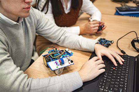 교실에서 프로젝트를 진행하고 있는 두 명의 전기 공학 학생 20 24세에 대한 스톡 사진 및 기타 이미지 20 24세 2명