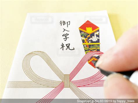 入学祝いの封筒と御入学祝の文字を書く人の写真・画像素材 Snapmart（スナップマート）
