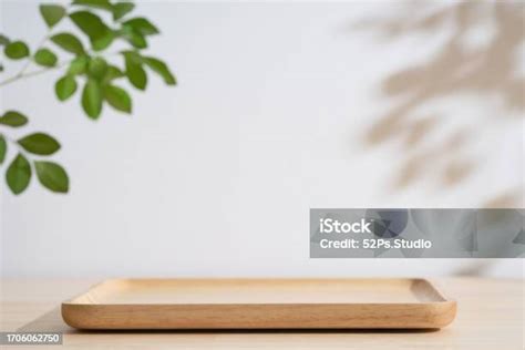 최소한의 나무 연단 탁자 위에는 하얀 공간 자연 배경에 흐릿한 녹색 잎 식물이 있다 아름다움 화장용 자연적인 제품 전시 0명에 대한 스톡 사진 및 기타 이미지 Istock
