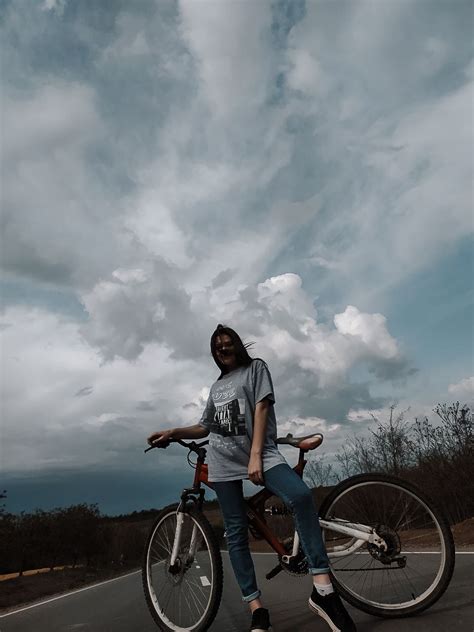 Девушка с велосипедом