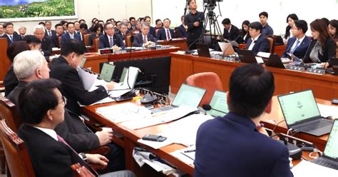 野의원 국감서 엑스포 비밀문서 공개…與 국기문란