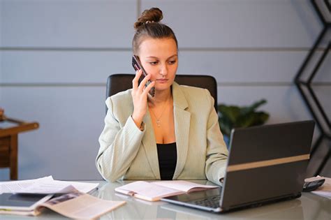 바쁜 여성 사무실 노동자 진지한 젊은 여성 직원은 노트북으로 사무실에서 일합니다 효과적인 직원 디자인에 대한 스톡 사진 및 기타