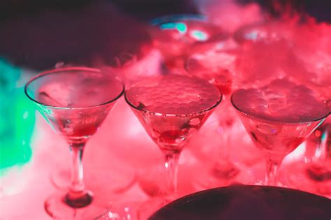 야외 이벤트 아름 다운 Bokeh와 그림에 장식 된 케이터링 꽃다발 테이블에 파티 마티니 보드카 그리고 다른 사람에 다른 색된 알코올 칵테일의 아름 다운 행 선 결혼식에