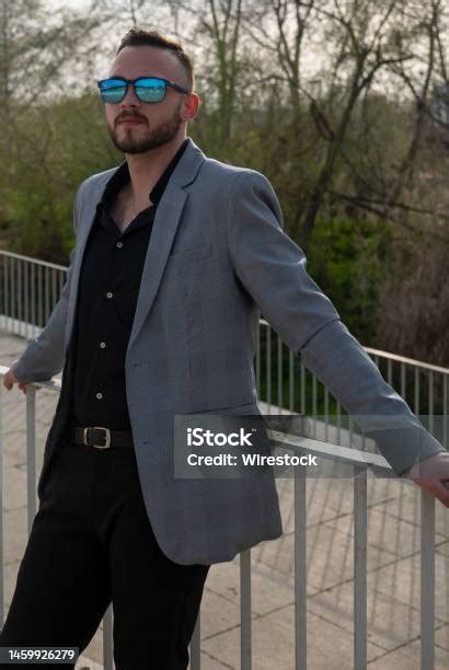 선글라스 검은 색 셔츠에 검은 색 바지 회색 양복을 입은 청년의 세로 사진 검은색에 대한 스톡 사진 및 기타 이미지 검은색 관능 기업 비즈니스 Istock