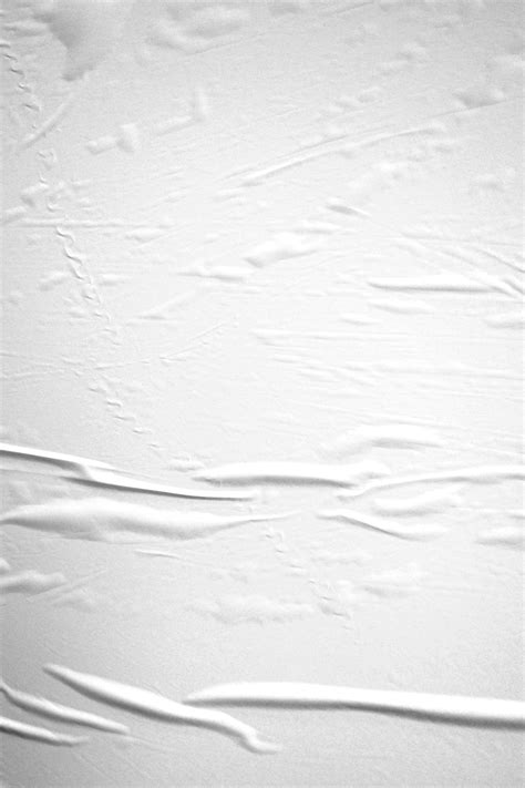 스노우 보더가 눈 덮인 언덕을 내려 가고 있습니다 사진 Unsplash의 무료 배경 이미지