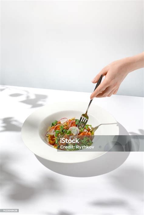 연어 샐러드와 여성 손 우아한 여름 샐러드를 먹는 여자 생선 전채와 포크 홀딩 사람과의 구성 여성의 손으로 흰색 배경에 트렌디 한 여름 음식 로맨스에 대한 스톡 사진 및