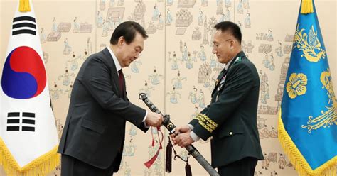 고창준 육군 수도군단장 삼정검에 수치 달아주는 윤 대통령