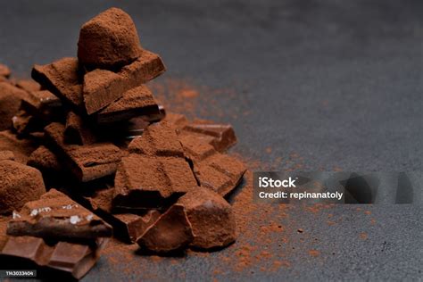 어두운 콘크리트 백 라운드에 다크 또는 밀크 유기농 초콜릿 조각 코코아 파우더와 송로 버섯 캔디 0명에 대한 스톡 사진 및 기타 이미지 Istock